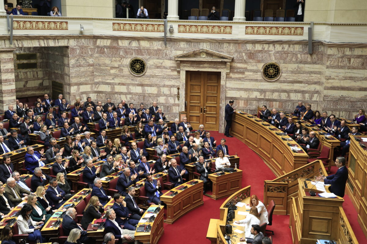 Αρση της μονιμότητας στο δημόσιο: Ποια είναι η κοινοβουλευτική ...